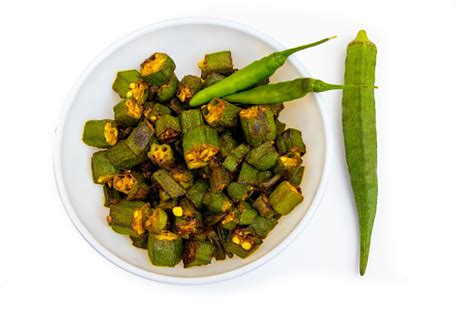 Bhindi 또는 레이디 핑거 Okra 접시 흰색 배경에 고립 선택적 초점 오크라에 대한 스톡 사진 및 기타 이미지 오크라