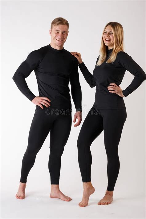 Парень и девушка в температурном белье на белом фоне Стоковое Изображение изображение