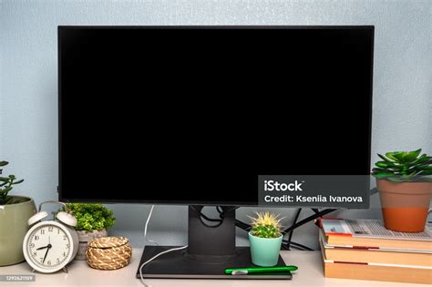 식물과 복사 공간을위한 모니터와 아늑한 작업장 키보드가 있는 데스크톱 컴퓨터를 위한 사무실 스타일 데스크톱 0명에 대한 스톡 사진 및 기타 이미지 Istock