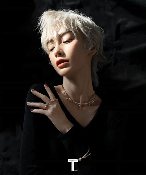 杨颖挑战银色短发又帅又撩 身材纤细美背线条吸睛 搜狐大视野 搜狐新闻