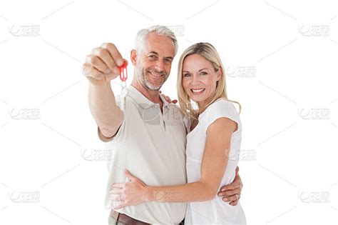 快乐成熟的夫妇拿着新房子的钥匙