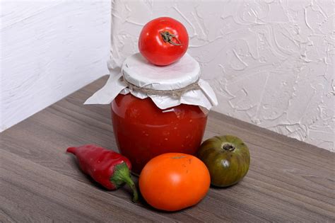 홈메이드 제철 준비 유리 항아리에 토마토 페이스트 캔의 목은 종이로 싸서 밧줄로 묶습니다 케첩을 요리하기 위한 인근 채소 건강한 식생활에 대한 스톡 사진 및 기타 이미지