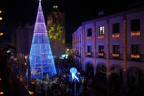 Un año más miles de personas disfrutan del alumbrado de Navidad