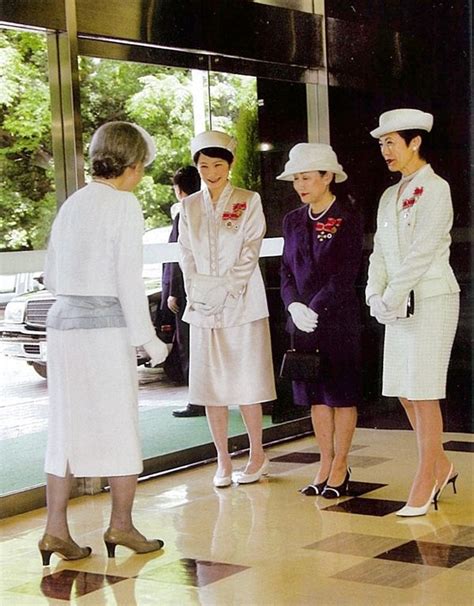 2006 5 25日 赤十字大会にご臨席、皇后陛下をお出迎えされる紀子妃殿下、華子妃殿下、久子妃 Fashion Women