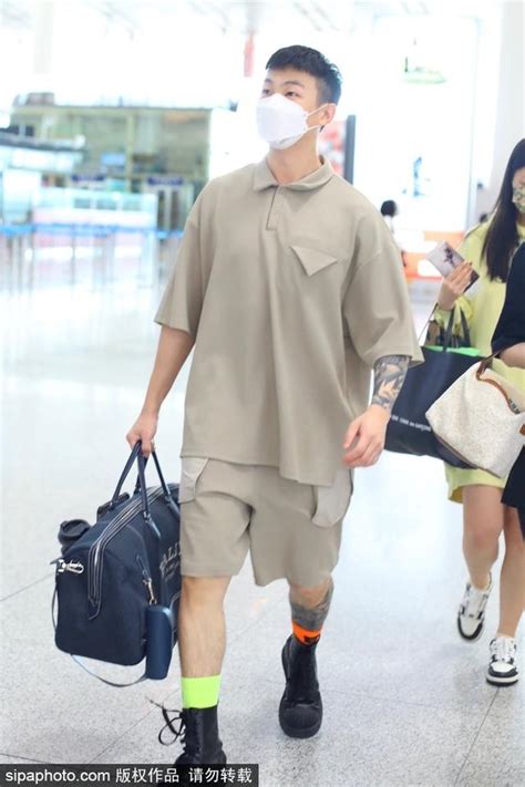 白举纲低调现身机场 一身宽松休闲套装纹身吸睛新浪图片