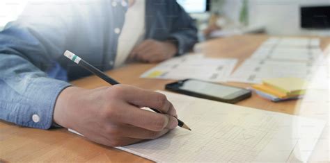 Ui 디자이너 그리기 웹 사이트의 클로즈업 보기 현대 사무실의 Ux 앱 개발 사진 Unsplash의 태국 이미지