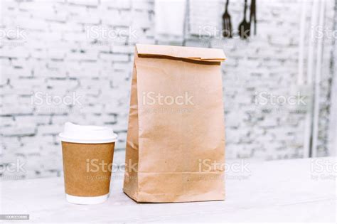 커피와 흰색 벽돌 벽 배경 테이블에 귀하의 브랜드에 대 한 복사 공간을 가진 빈 종이 봉투 컵 가방에 대한 스톡 사진 및 기타 이미지 Istock