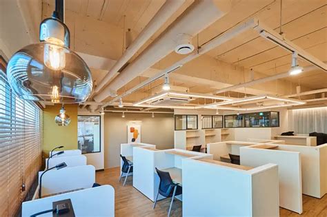 화이트and우드톤 모던하고 깔끔한 스터디카페 인테리어