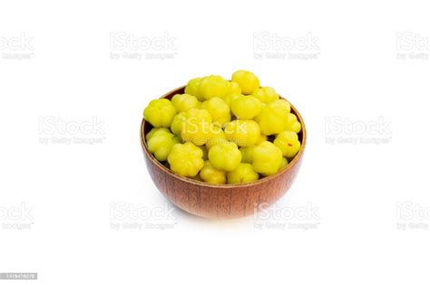 흰색 배경에 고립 된 나무 용기에 현지 과일 구즈 베리 0명에 대한 스톡 사진 및 기타 이미지 0명 건강한 식생활 과일