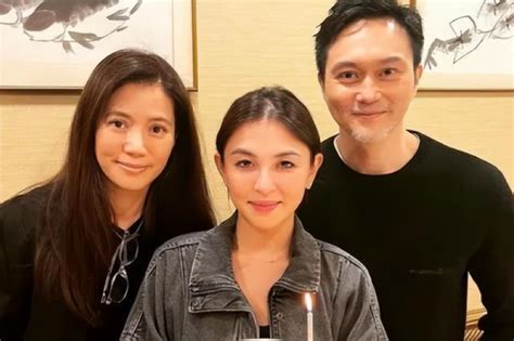 夜店风波后张智霖首次露面，与袁咏仪合体晒幸福，引起网友热议