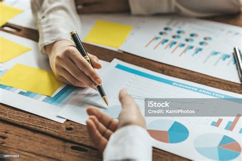 회사 회의실의 책상에는 비즈니스 사람들이 참석하고 지원 문서를 배치하고 브레인 스토밍 세션을 통해 회사의 성장을 수정하고