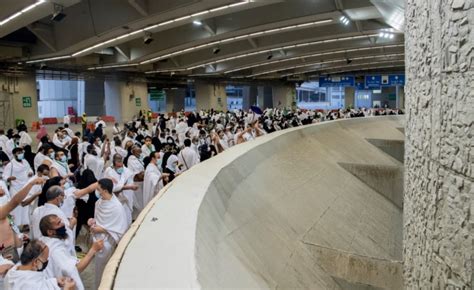 حجاج بيت الله الحرام يؤدون أعمال يوم النحر