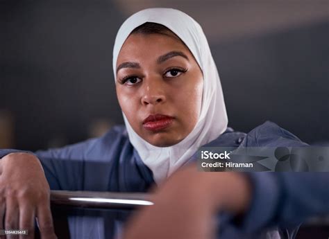 체육관에서 그녀의 운동 하는 동안 혼자 서 매력적인 무슬림 여자의 샷 20 24세에 대한 스톡 사진 및 기타 이미지 20 24세 20 29세 가리기 Istock