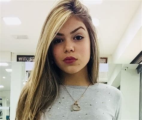 Com 11 Anos Melody Posta Foto Com Visual Adulto E Gera Polêmica Na Web