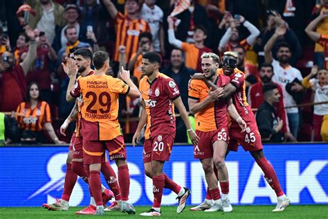 Lider Galatasaray Antalyaspor u rahat geçti