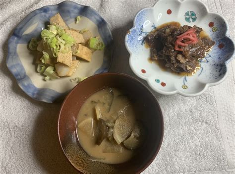 マニラ男の手料理。マニラで買える食材で一食平均240円で食事を楽しむ。牛肉甘露煮。厚揚げこんにゃく。ナス大根味噌汁。 Munetomo