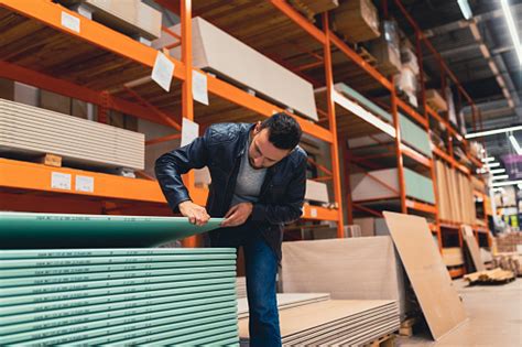 철물점에 있는 한 남자가 집을 짓기 위해 건식 벽을 구입합니다 건설 산업에 대한 스톡 사진 및 기타 이미지 건설 산업 슈퍼마켓 Diy Istock