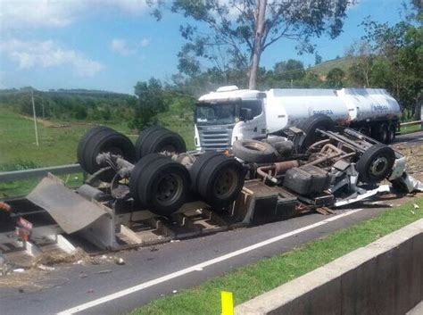 Homem morre após tombar caminhão carregado de abacaxi Parahybano