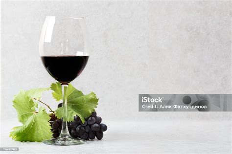 석조 탁자 위에 레드 와인과 포도가 있는 유리잔 밝은 회색 배경입니다 텍스트의 공간을 복사합니다 0명에 대한 스톡 사진 및 기타 이미지 Istock