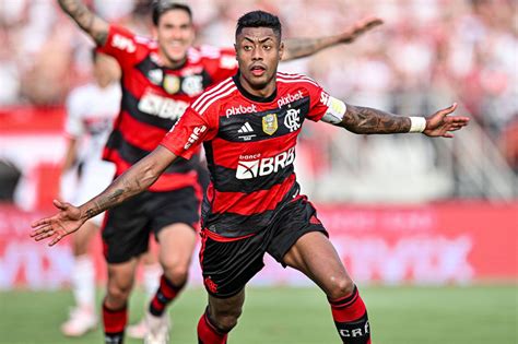 Flamengo divulga renovação de contrato Bruno Henrique