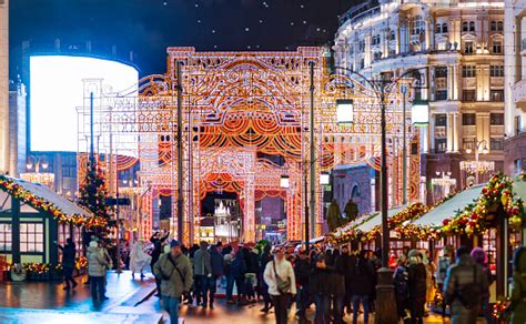 모스크바의 역사 중심에 산책 하는 사람들이 새 해와 크리스마스 축 하에 장식 되어 있습니다 거 대 한 아치 전구 했다 거리에 대한 스톡 사진 및 기타 이미지 Istock