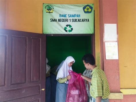 Jadikan Sampah Bernilai Ekonomis SMAN 1 Sukakarya Dirikan Bank Sampah