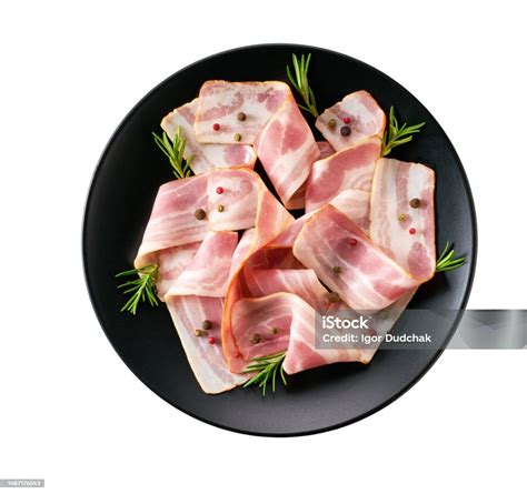 훈제 베이컨 스트립과 로즈마리는 흰색 배경에 분리된 검은색 접시에 담겨 있다 0명에 대한 스톡 사진 및 기타 이미지 0명