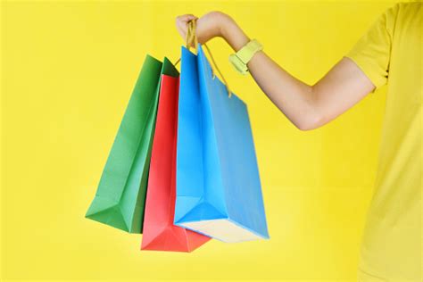 노란색 배경에 고립 된 쇼핑 백을 들고 예쁜 아이 소녀 손 아시아 젊은 여자 행복 한 여름 쇼핑과 휴일을 즐긴다 가방에 대한 스톡 사진 및 기타 이미지 Istock