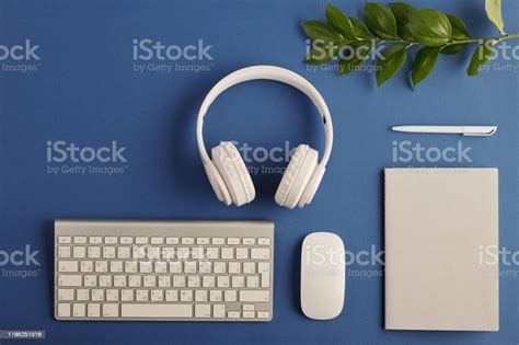 키패드 및 마우스 녹색 잎 헤드폰 노트북 및 펜이있는 분기 0명에 대한 스톡 사진 및 기타 이미지 0명 개념 개체 그룹