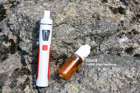 전자 담배 Vaping 기술적 장치에 대 한입니다 병에 있는 액체 0명에 대한 스톡 사진 및 기타 이미지 0명 개성 개념