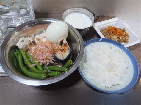 だんだんと早くなる朝飯。 林家食堂の『まぐろブツ』定食が好き。