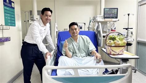 พิธา แชะภาพร่วม สส ก้าวไกล ที่วูบกลางสภา ชูนิ้วโป้งยิ้ม เริ่มฟื้นตัว