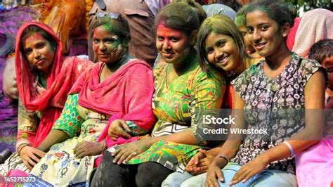 색으로 얼룩진 인도 사람들의 얼굴이 가네쉬 비사르잔에 참여 Ganesh Chaturthi에 대한 스톡 사진 및 기타 이미지 Ganesh Chaturthi 가네샤 강