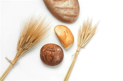 白い背景に小麦とライ麦の穂が描かれたパンとパン上面図 ウクライナのストックフォトや画像を多数ご用意 ウクライナ オーガニック