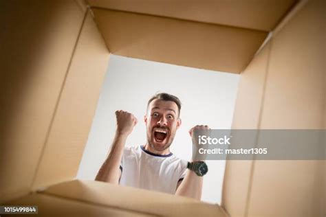 남자 풀고 및 판지 상자를 열고 내부 보고 가정 생활에 대한 스톡 사진 및 기타 이미지 가정 생활 개념 나무 기둥 Istock