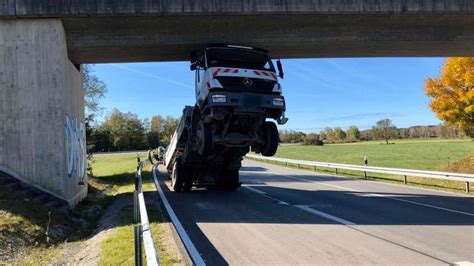 Bichl Lkw bleibt unter Brücke stecken Kochelseebahn lahmgelegt Bayern