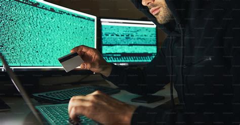 Voler De Largent Vue Latérale Dun Jeune Hacker Barbu En Sweat à