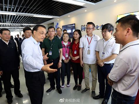 李克强考察郑州富士康科技园 与郭台铭驻足交谈 老小孩讲述