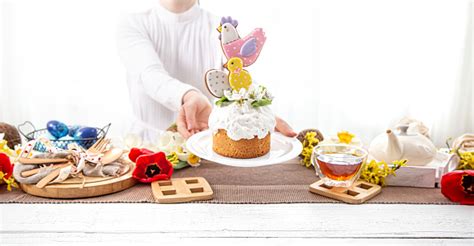 여성의 손에 아름답게 장식 된 축제 케이크와 부활절 구성 25 29세에 대한 스톡 사진 및 기타 이미지 25 29세 공연