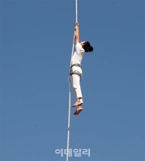 포토 서커스 캬바레 아찔한 외줄타기