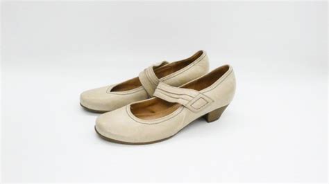 Vintage White Off Leather Strappy Mary Jane Pumps Wit Gem