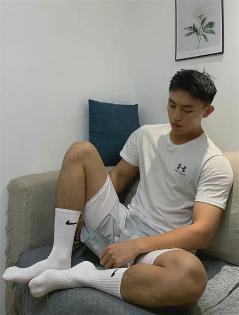 黑皮帅哥穿白袜， 肌肉的线条特别性感