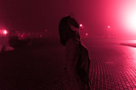 Танцующая в темноте девушка фото
