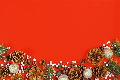 계절 크리스마스 플랫 누워 눈 덮인 소나무 나뭇가지 나무 Bauble 장식품 소나무 콘과 붉은 배경에 흰색 공 0명에 대한 스톡