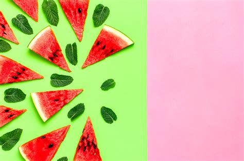 수박 패턴 여러 가지 빛깔의 분홍색과 녹색 배경에 잘 익은 붉은 수박과 민트 잎의 육즙 조각 평평한 평지 상단 보기 복사 공간 크리에이티브 서머 푸드 컨셉 0명에 대한 스톡
