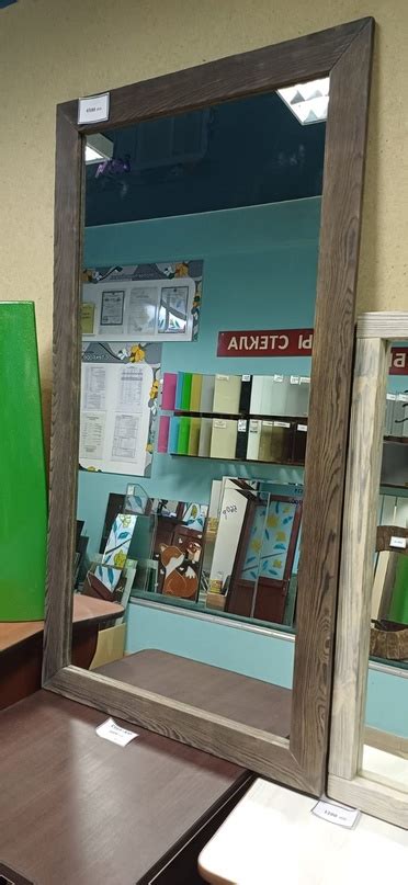 Зеркала в массивных деревянных рамах. Разная цветовая палитра и толщина ...