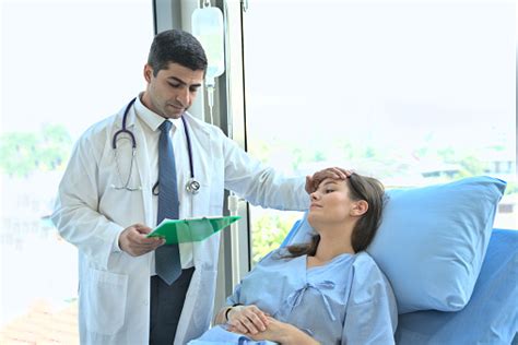 환자의 침대에 누워있는 환자 여성을 검사하는 의사 의학 및 건강 관리 의사 및 환자의 개념 의사에 대한 스톡 사진 및 기타