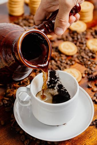 커피 쿠키의 배경에 세라믹 Cezve의 만든 마실 수 있는 음료 가을에 대한 스톡 사진 및 기타 이미지 가을 갈색 계피 Istock