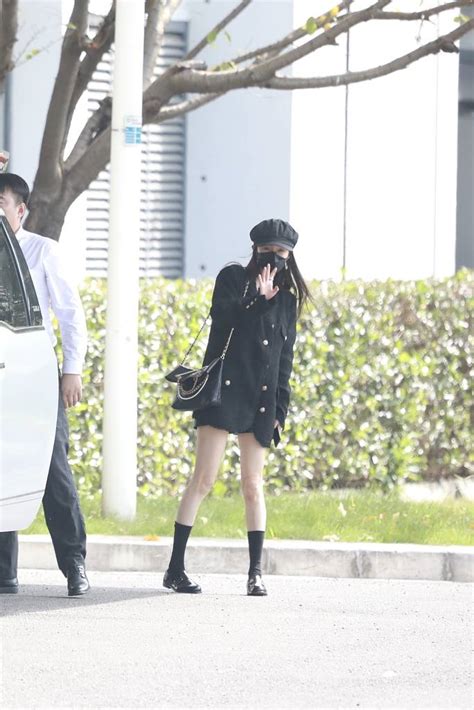 杨幂穿热裤搭西装外套秀美腿 戴报童帽添法式风情 搜狐大视野 搜狐新闻