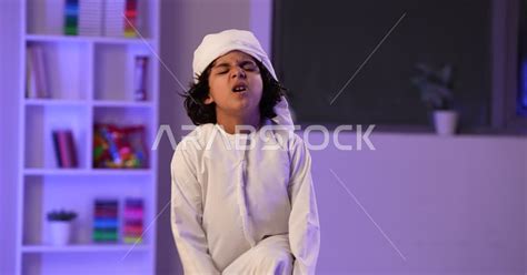 آلام العظام والعضلات التعب والإرهاق وطلب المساعدة، ولد عربي خليجي